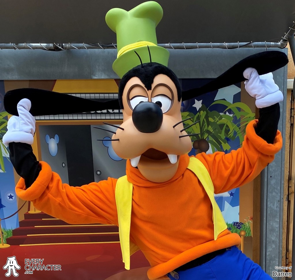 DLP - The Toon Studios Selfie Spot with Goofy on EveryCharacter.com