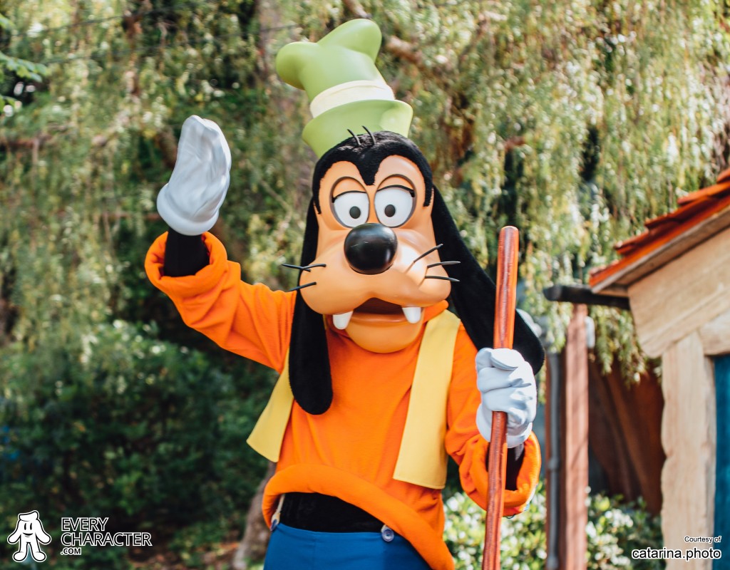 DLR - Toontown - Goofy's Playhouse Selfie Spot on EveryCharacter.com