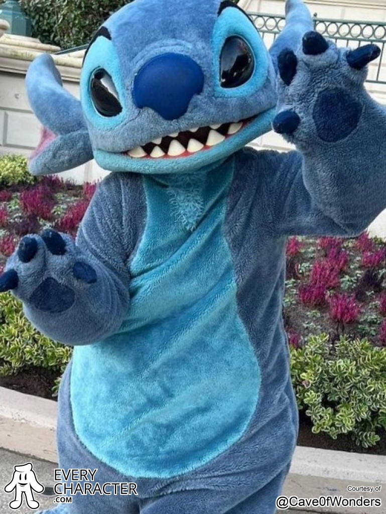 DLP - Meet 'n' Greet with Stitch on EveryCharacter.com